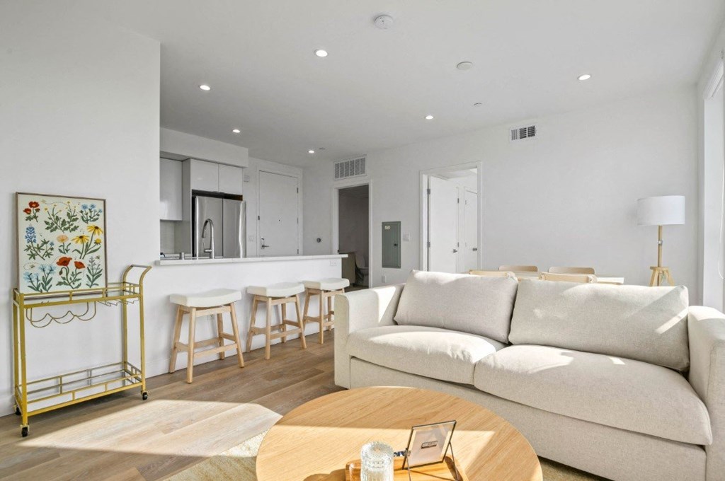 4804 Oakwood - apartments for rent in Larchmont, LOS ANGELES | Point2Homes